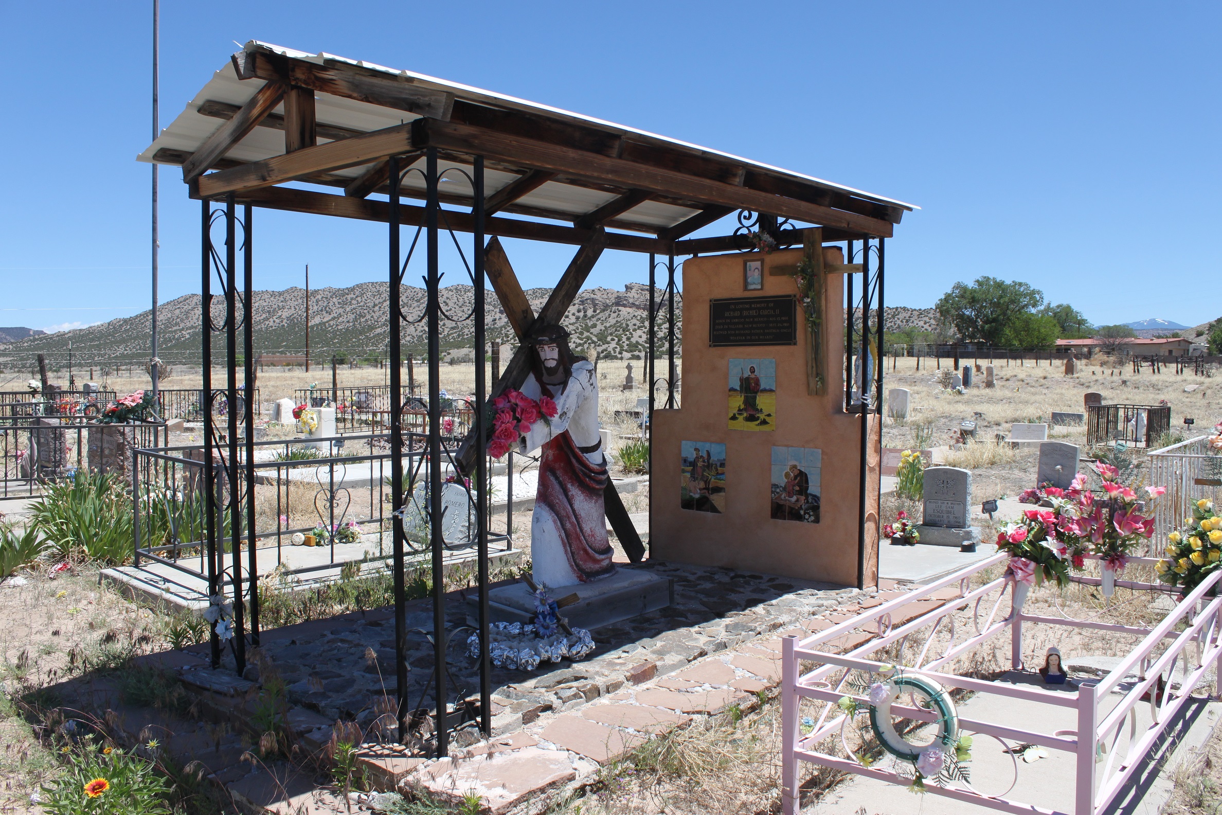 Jesus Grave Marker - Velarde Cemetery, NM [OC] [2376 × 1584] : r ...